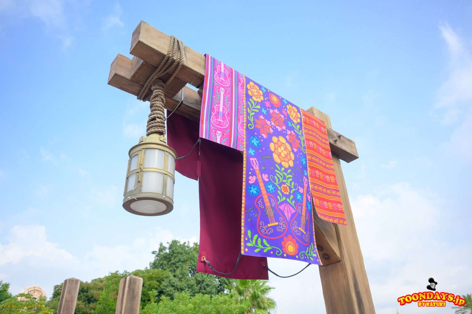 リメンバー・ミーの世界が広がる！TDS「ラソス・デ・ラ・ファミリア2025」デコレーション＆フォトスポットまとめ |ディズニーブログ【TOONDAYS】